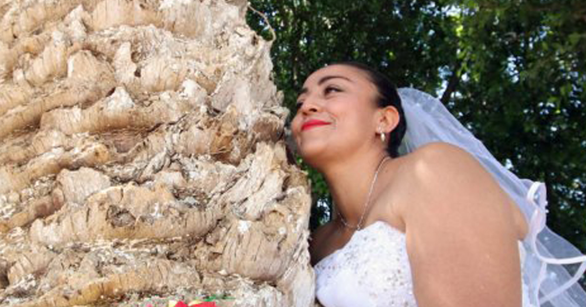 Treehugger Actually Marries A Tree